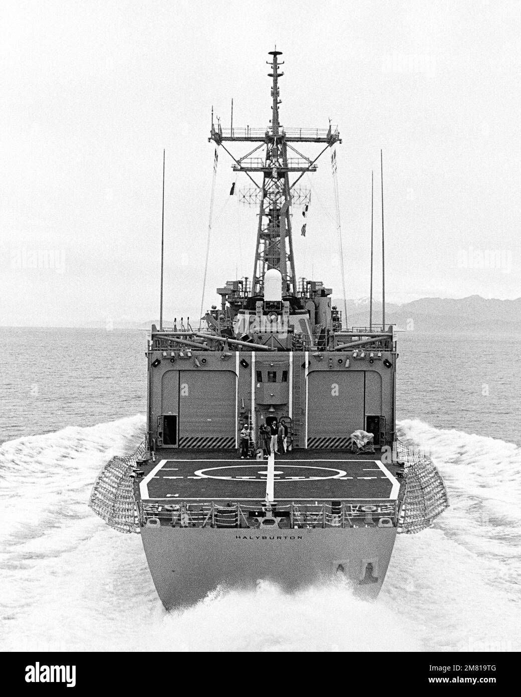 A stern view of the guided missile frigate HALYBURTON (FFG 40) underway ...