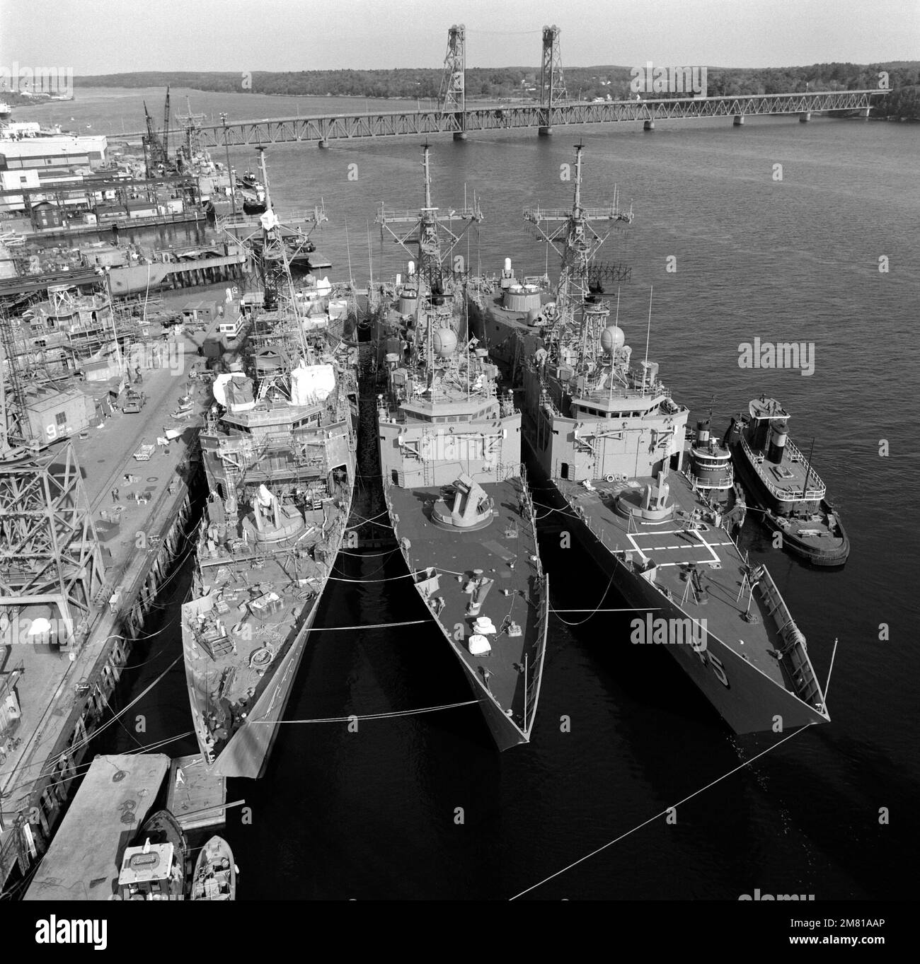 An elevated bow view of the guided missile frigate NICHOLAS (FFG-47 ...