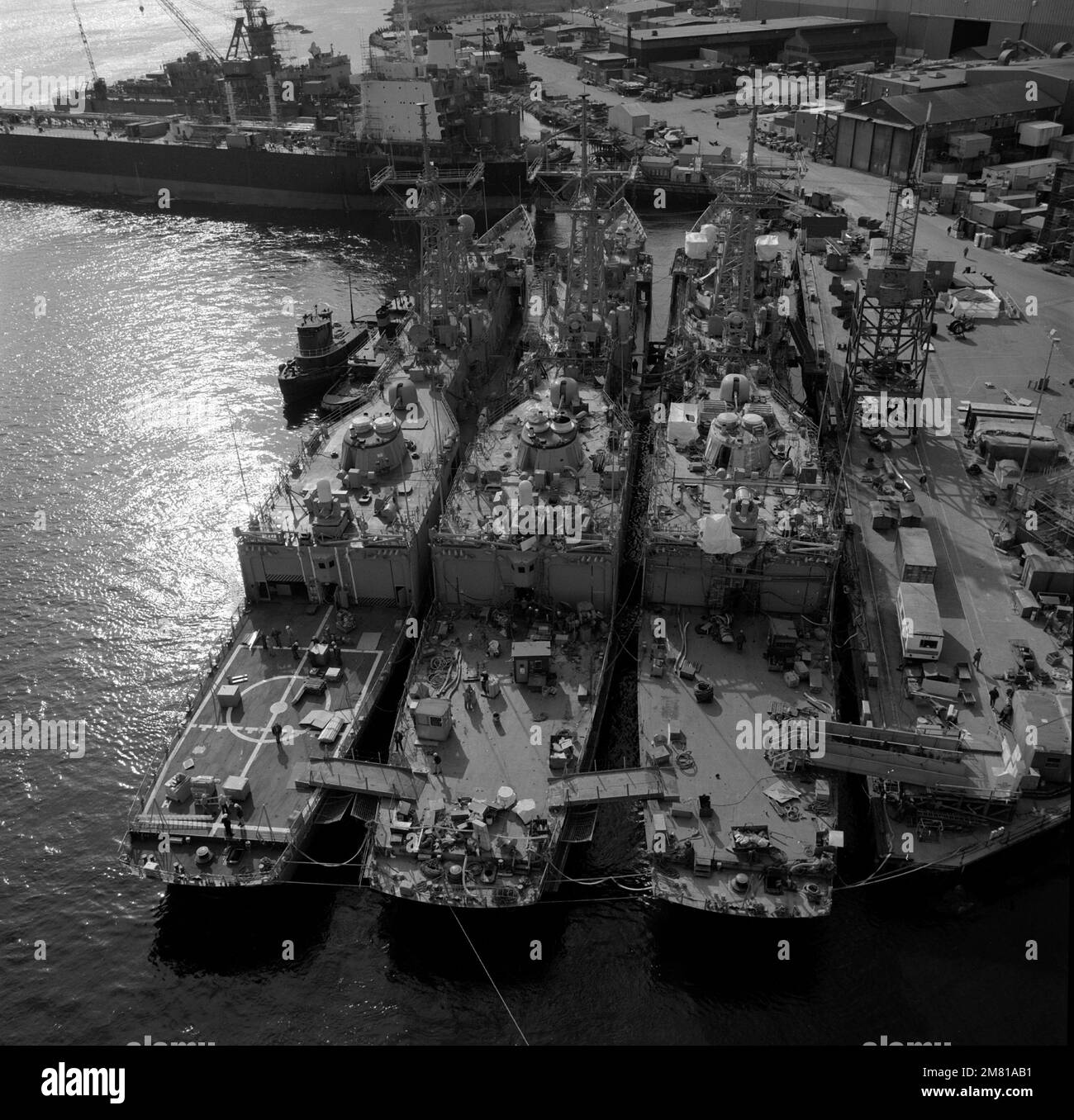 An elevated stern view of the guided missile frigate NICHOLAS (FFG-47 ...