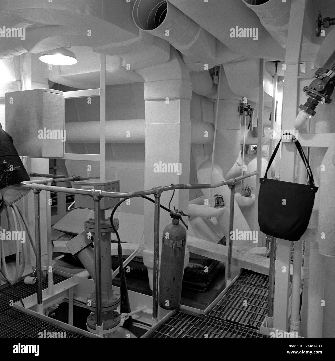 The upper level engine room aboard the guided missile frigate NICHOLAS ...