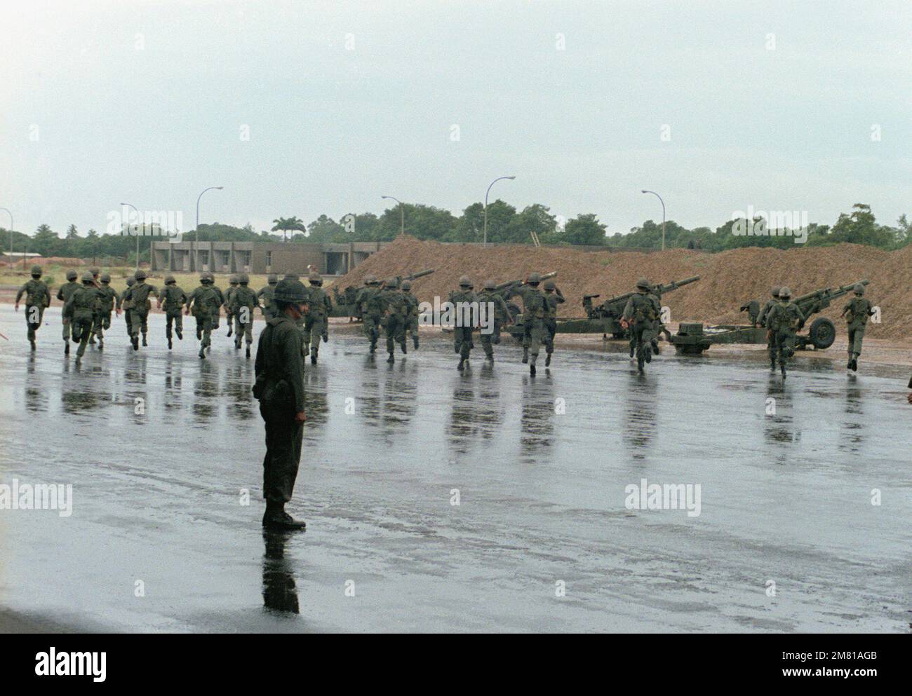 Members of the 2nd Honduran Artillery Battalion prepare to man 155 mm ...
