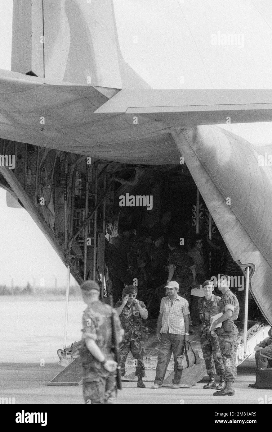 A US Air Force security police stand guard as Cuban nationals exit from ...