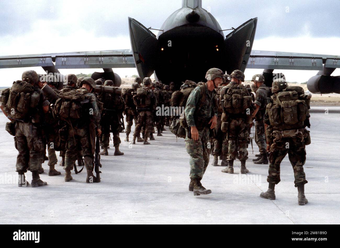 Members of the 82nd Airborne Division board a C-141 Starlifter aircraft (with camouflage paint ...