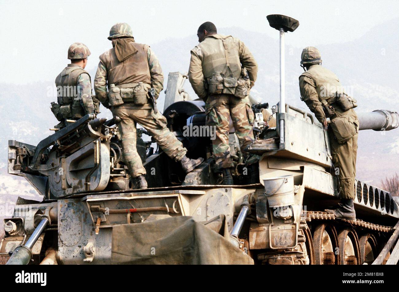 Members of the 12th Marines prepare an M-110 8-inch self-propelled gun ...