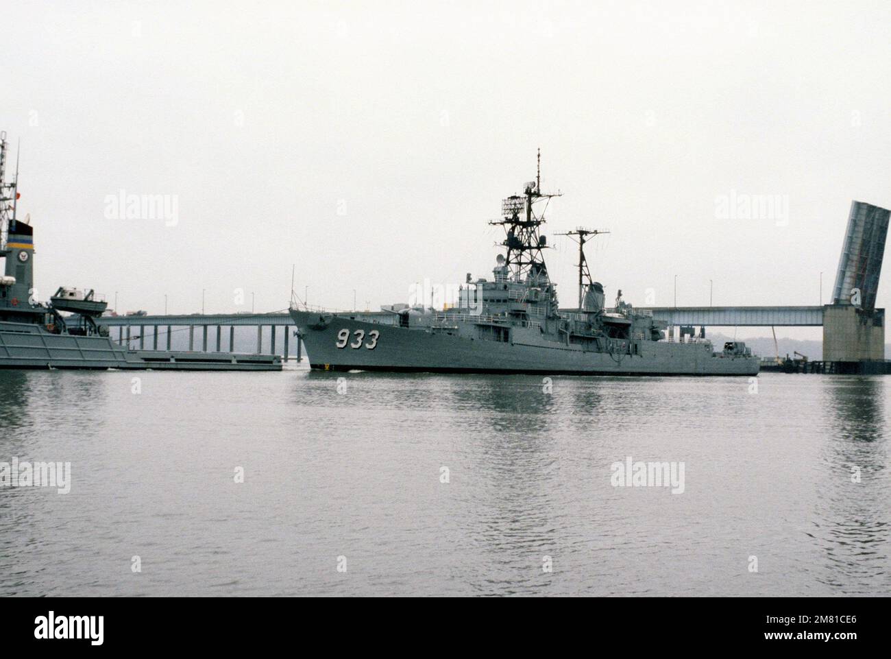 A port view of the decommissioned destroyer BARRY (DD 933) after being ...