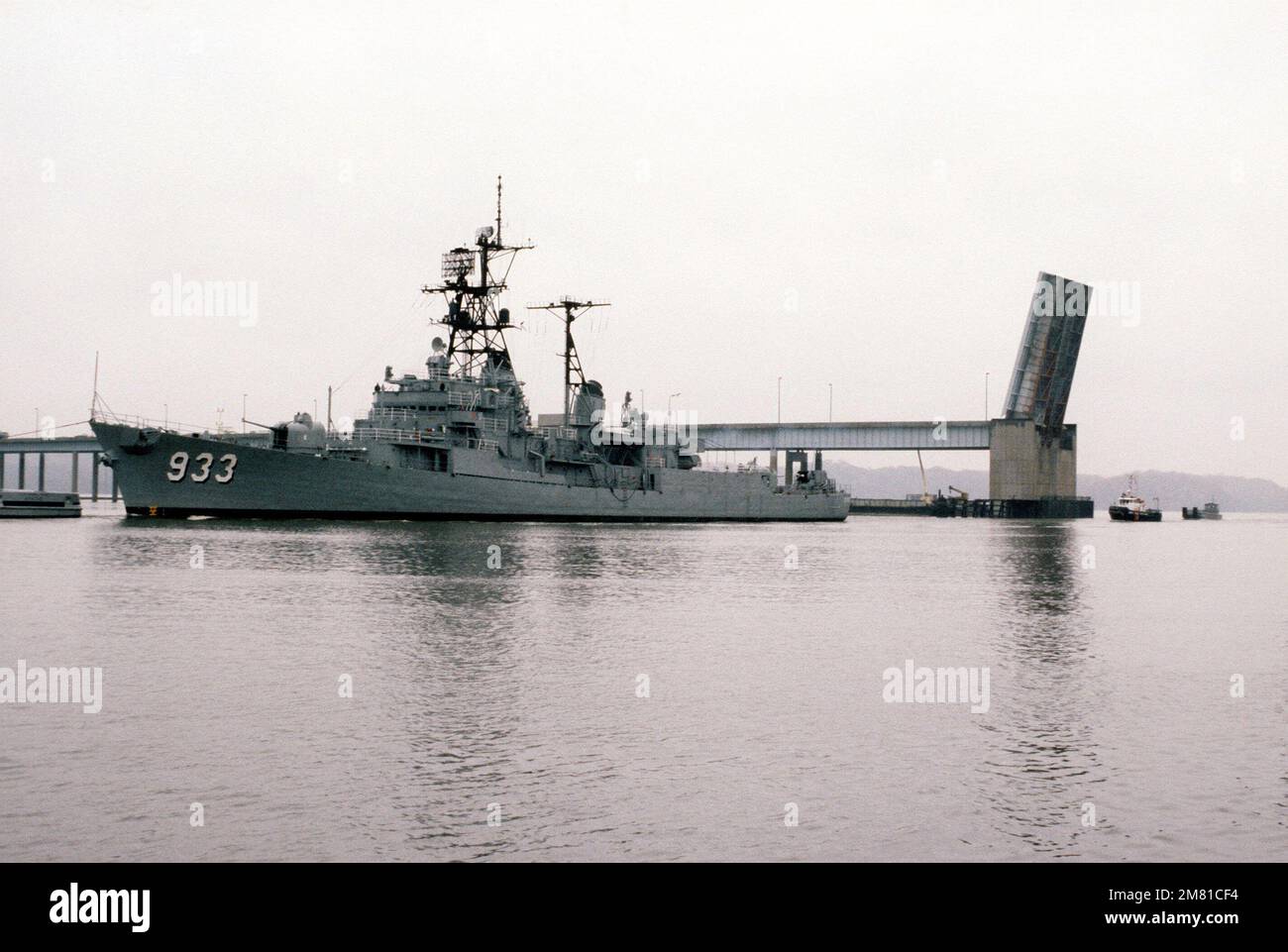 A port view of the decommissioned destroyer BARRY (DD 933) after being ...