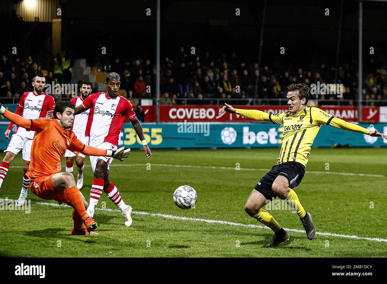 VENLO - 11-01-2023. VVV - Emmen (cup), Covebo stadion de Koel. Dutch ...