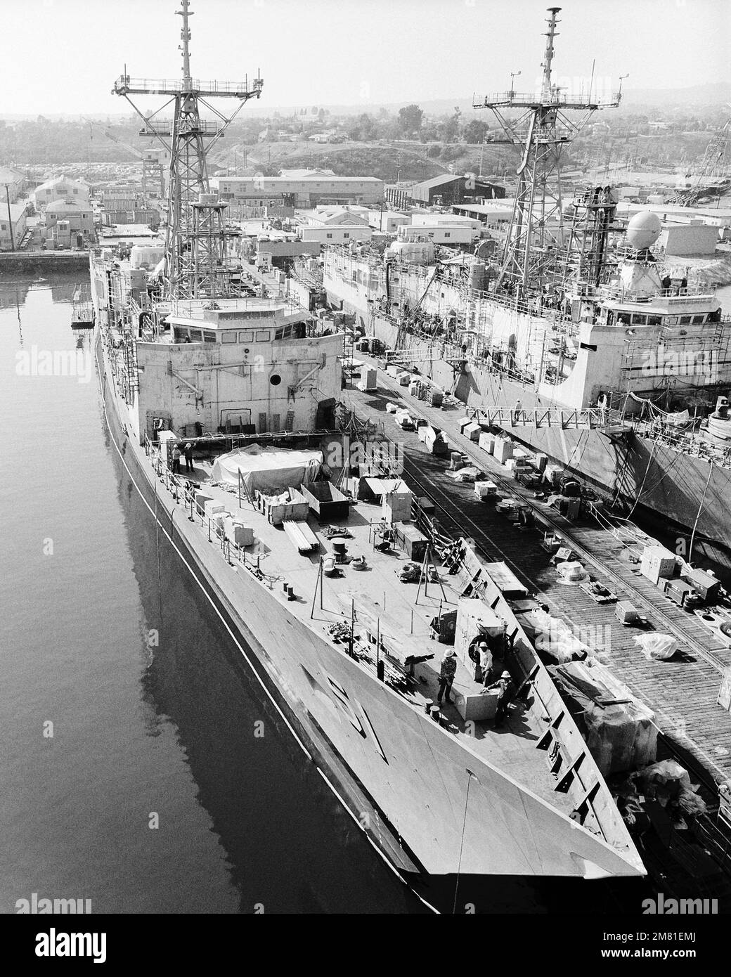 An elevated starboard bow view of the Oliver Hazard Perry-class guided ...