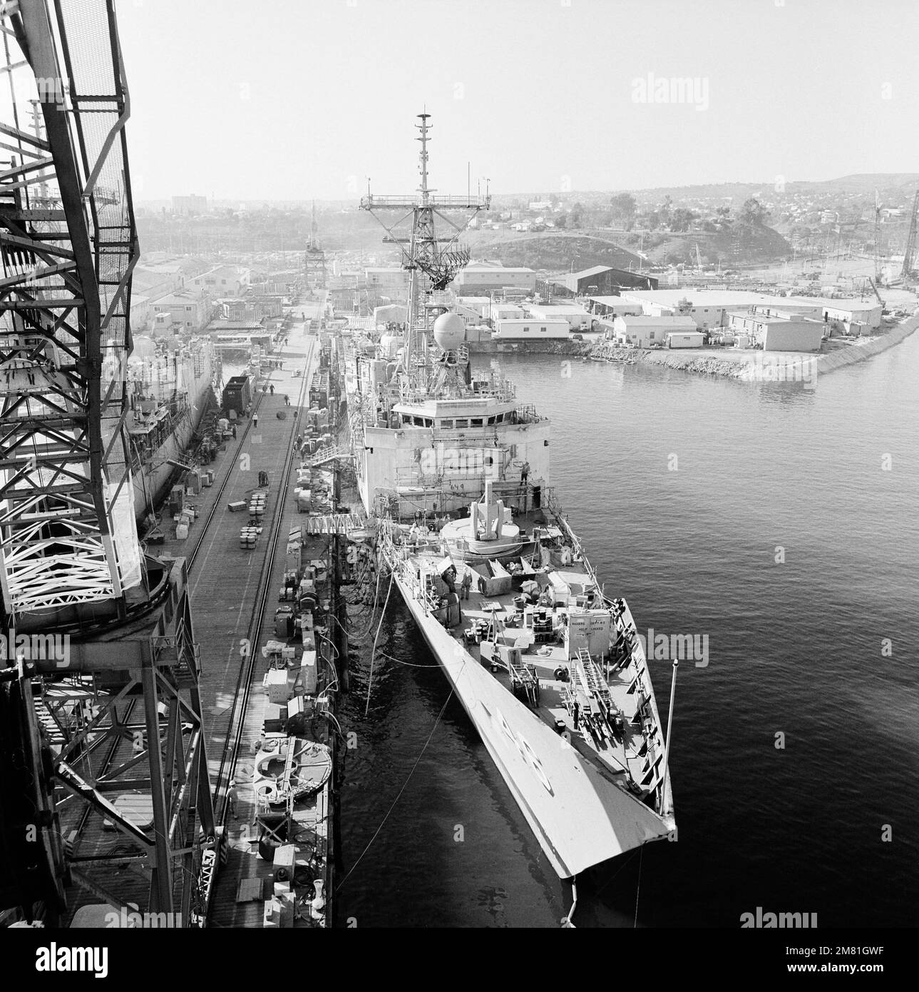 An elevated starboard bow view of the Oliver Hazard Perry-class guided ...