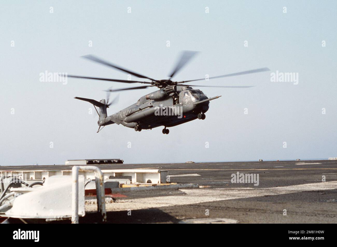 A Helicopter Combat Support Squadron 4 (HC-4) CH-53E Sea Stallion ...