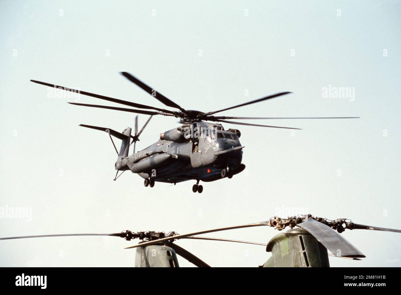 A Helicopter Combat Support Squadron 4 (HC-4) CH-53E Sea Stallion ...