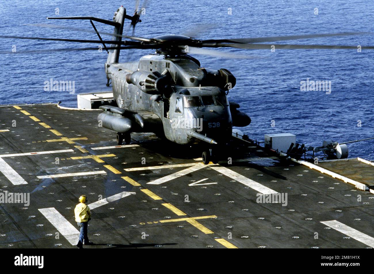 A Helicopter Combat Support Squadron 4 (HC-4) CH-53E Sea Stallion ...