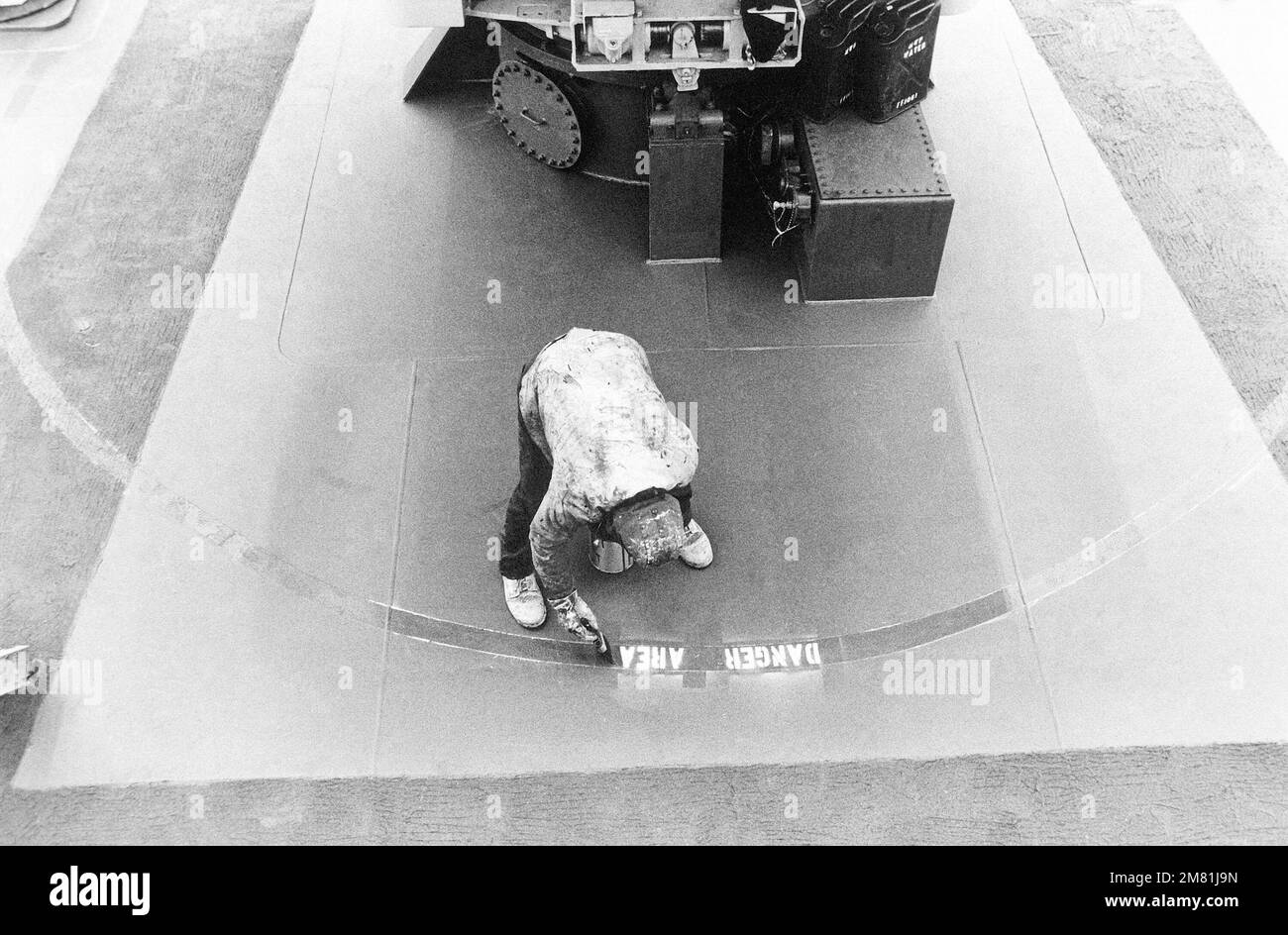 DN-SN-85-09747. Base: USS Patterson (FF 1061 Stock Photo - Alamy