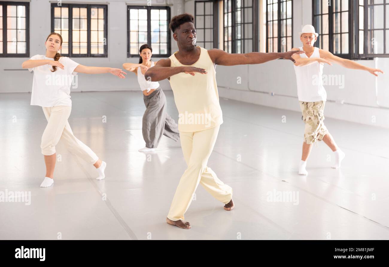 Group of young people learning modern dance movements Stock Photo - Alamy