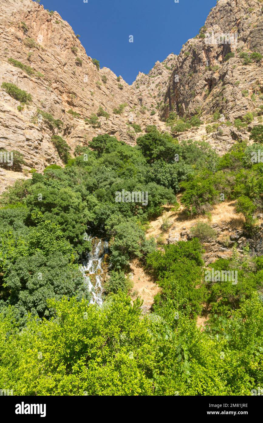 Desert mountain scenery near iran hi-res stock photography and images ...