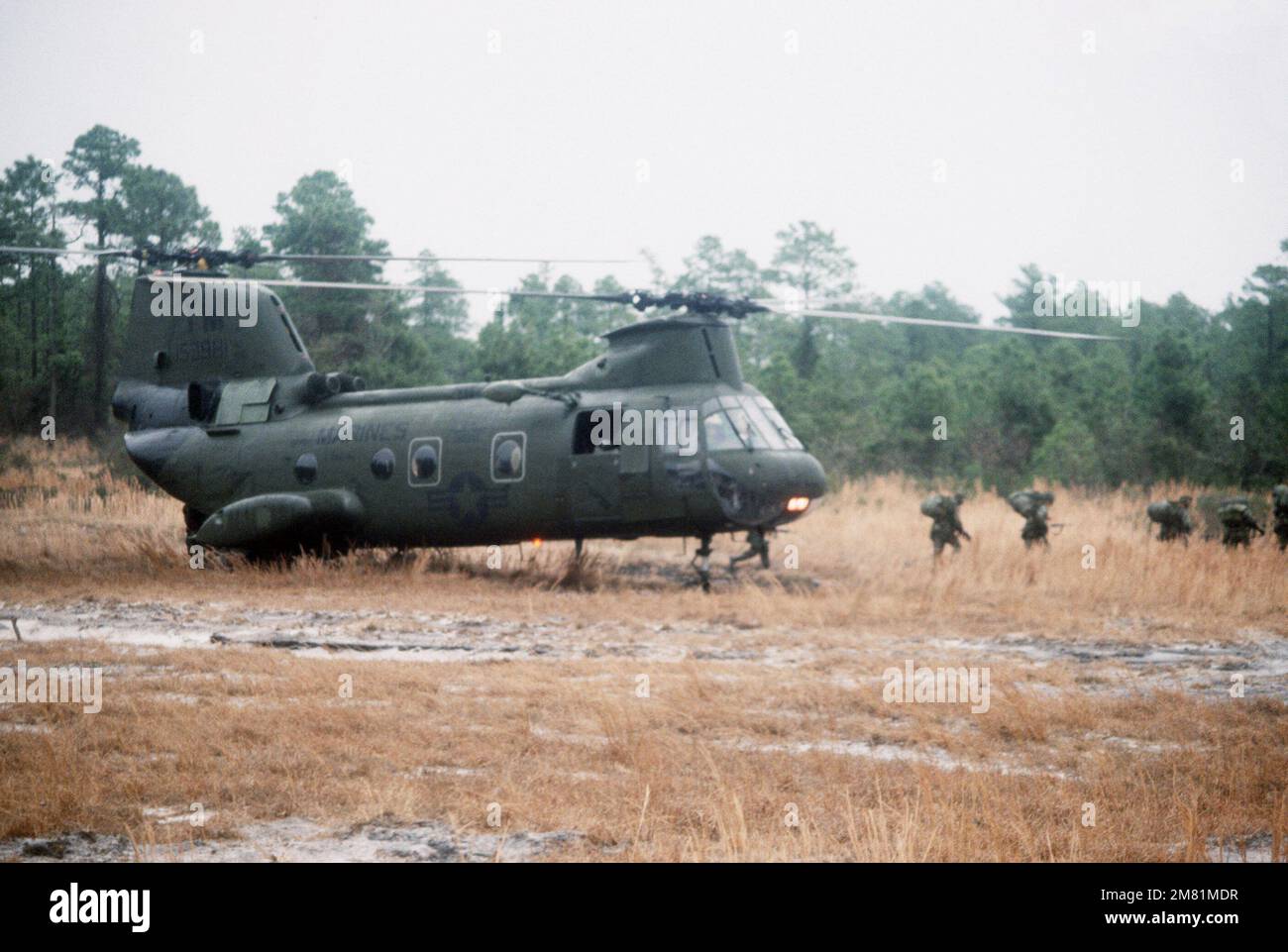 A right side view of a CH-46 Sea Knight helicopter from the Marine ...