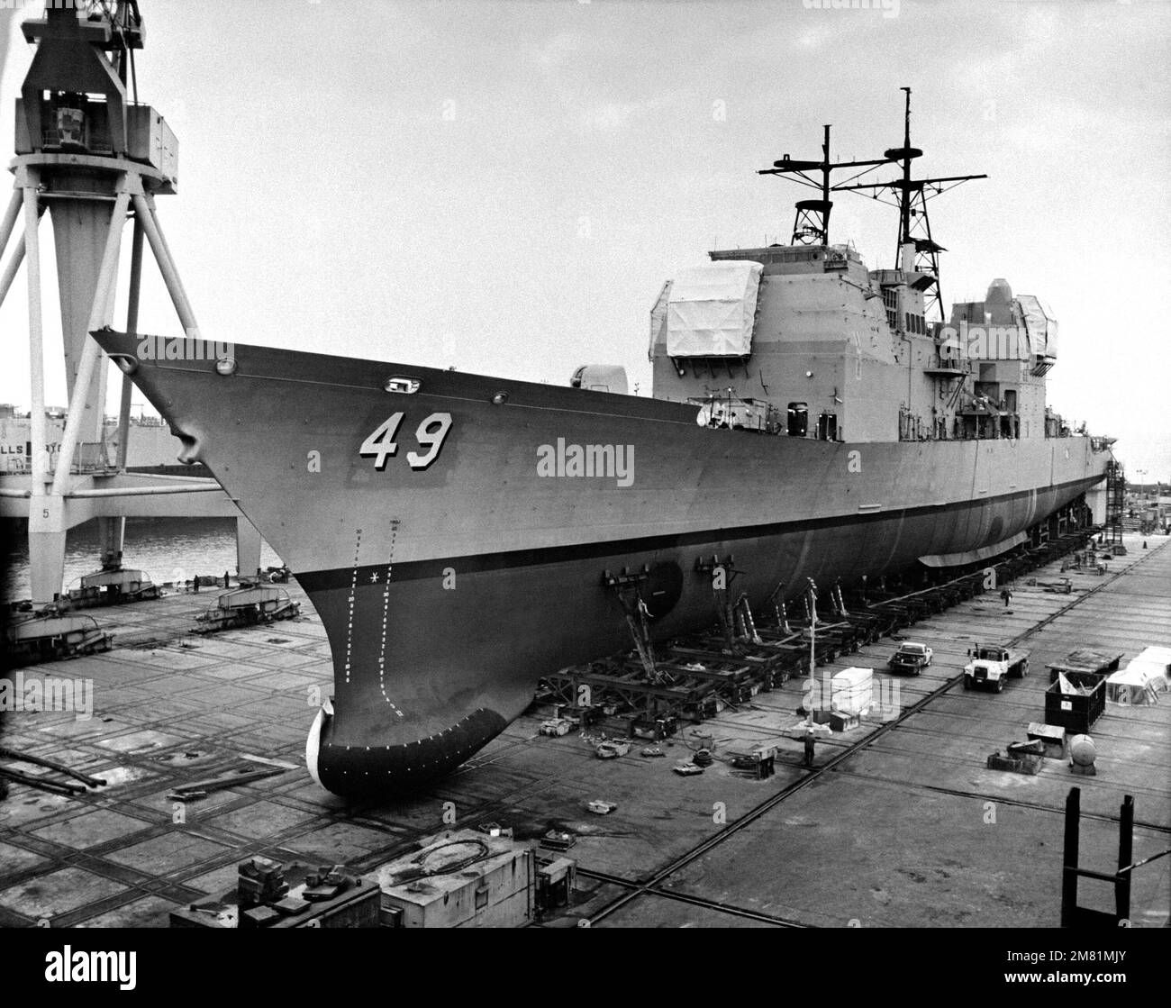 A port bow view of the Aegis guided missile cruiser USS VINCENNES (CG ...