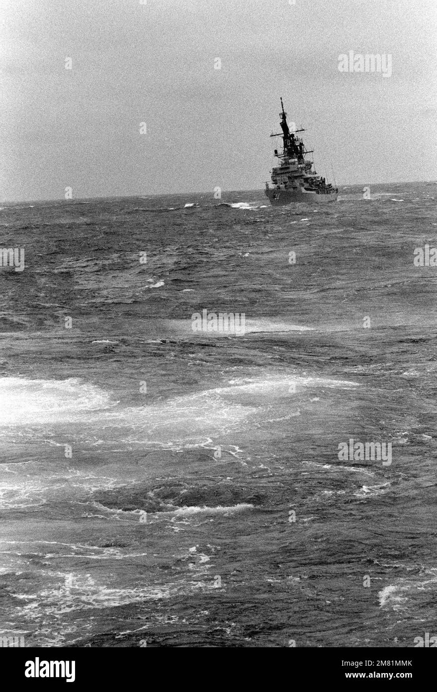 Port bow view of the guided missile destroyer USS WILLIAM V. PRATT (DDG ...