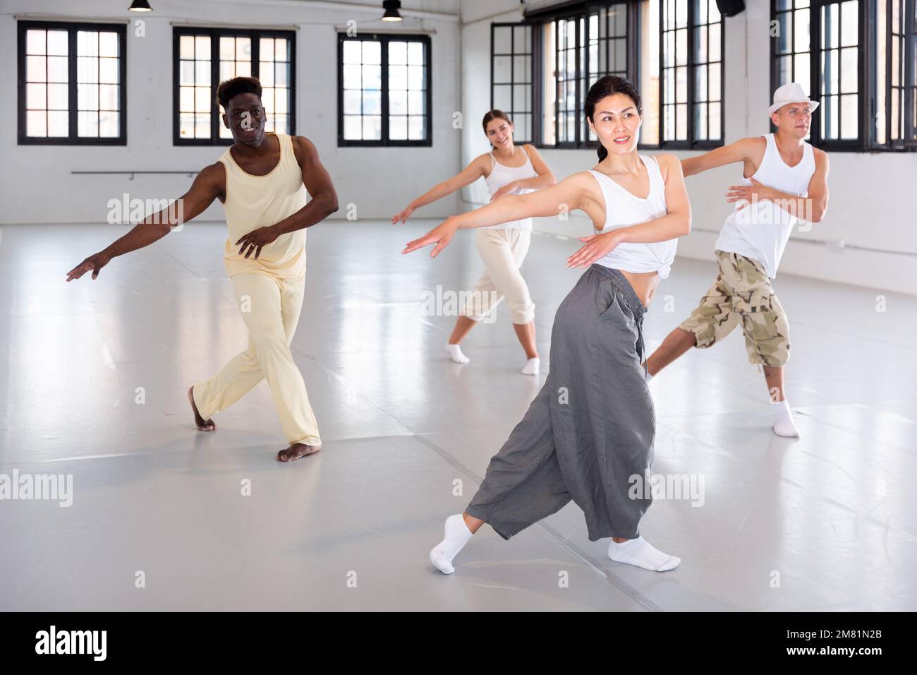 Group of young people learning modern dance movements Stock Photo - Alamy