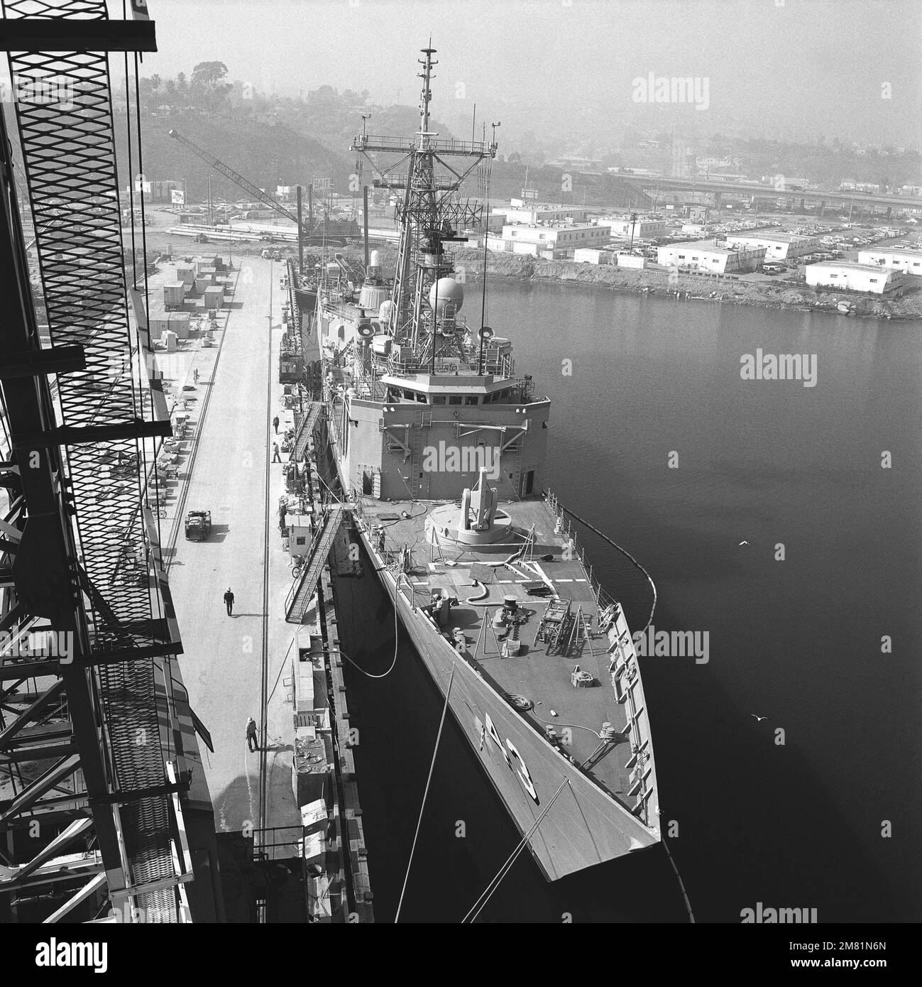 Aerial starboard bow view of the guided missile frigate USS THACH (FFG ...