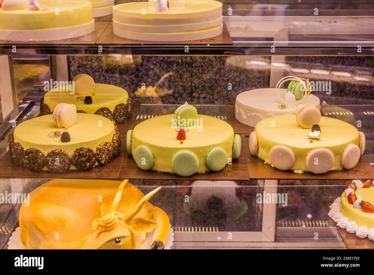 Iranian cake hi-res stock photography and images - Alamy