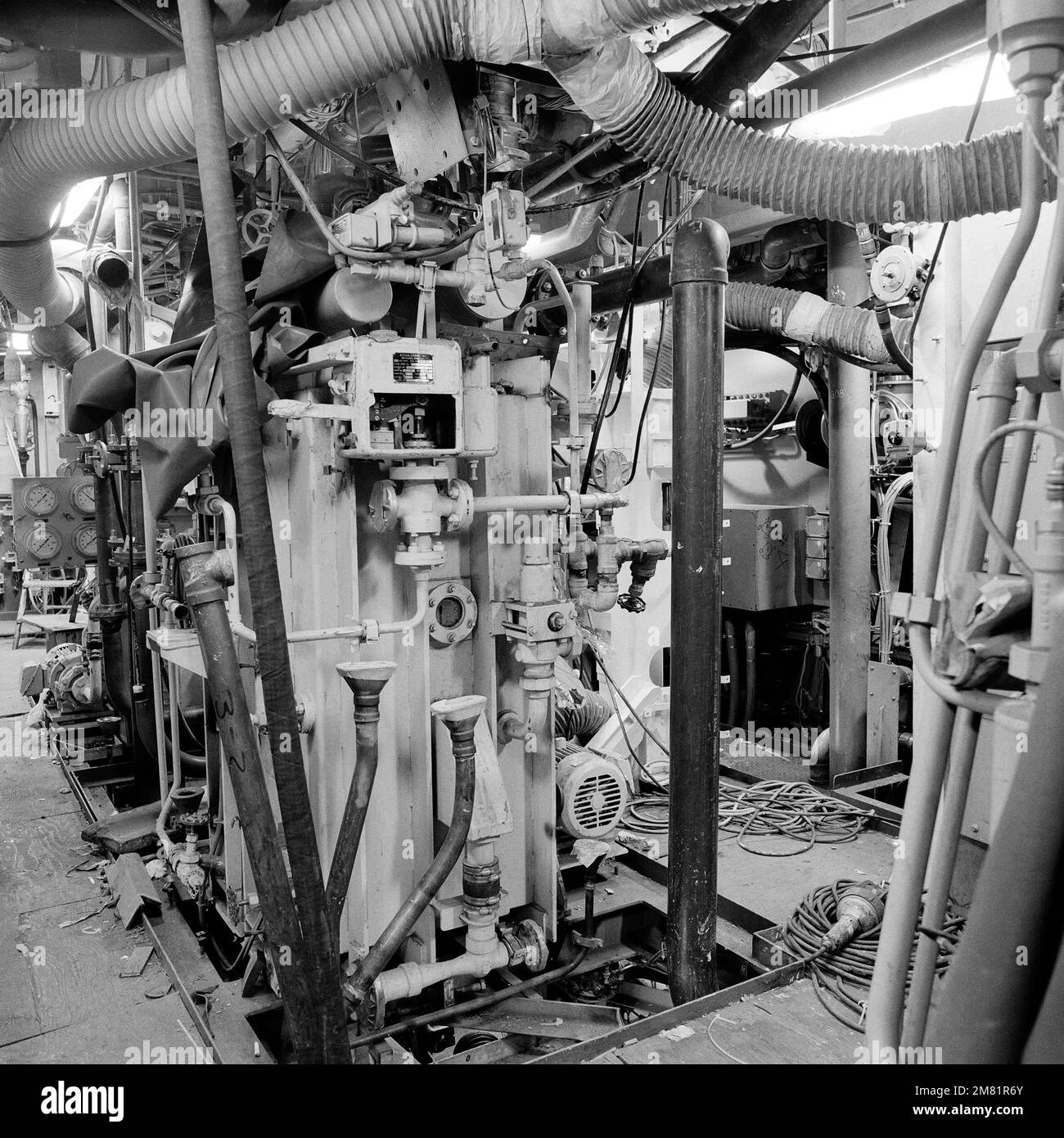 Guided missile frigate uss gary ffg 51 hi-res stock photography and ...