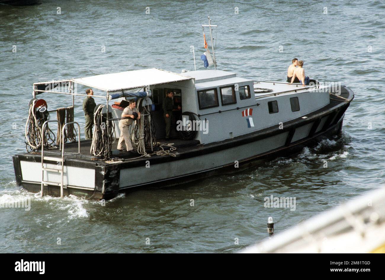 An Israeli harbor craft pulls away from the USS NEW JERSEY (BB 62 ...
