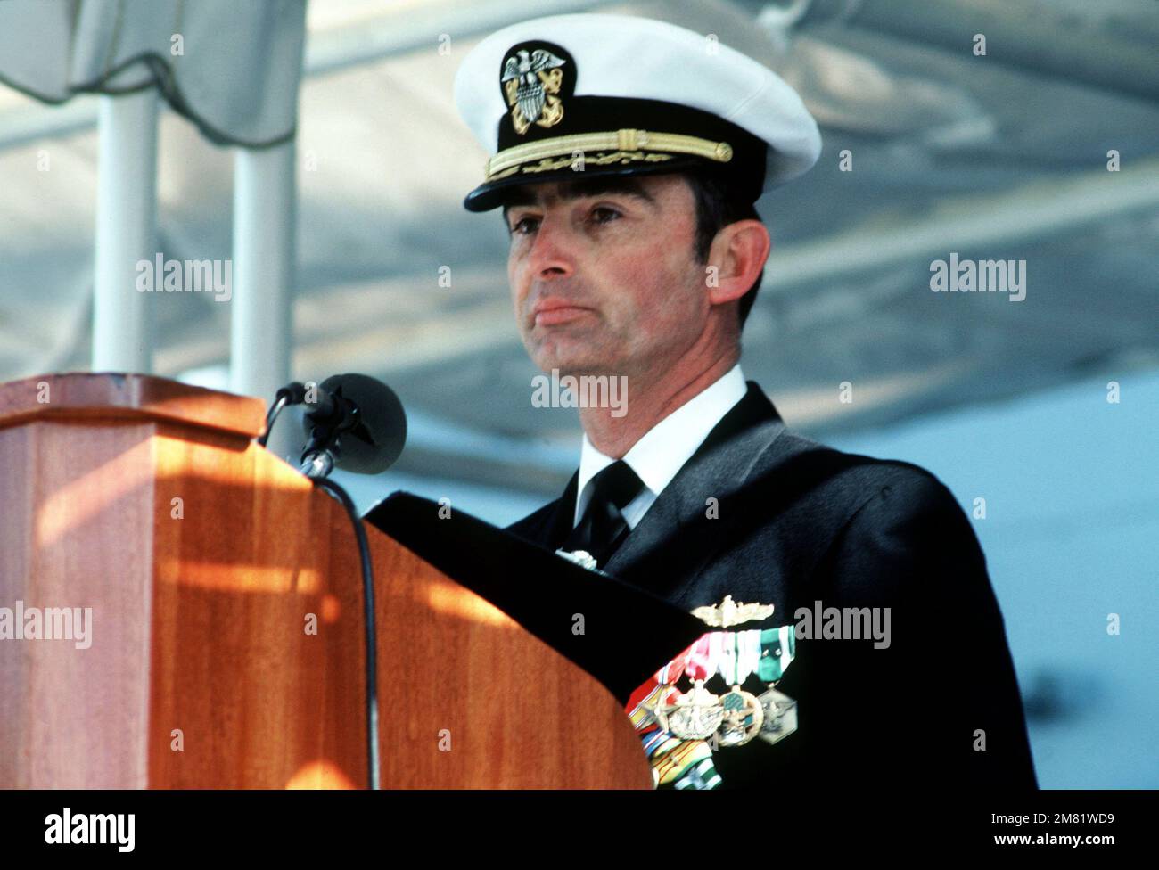 Commanding officer of uss nicholas ffg 47 hi-res stock photography and ...