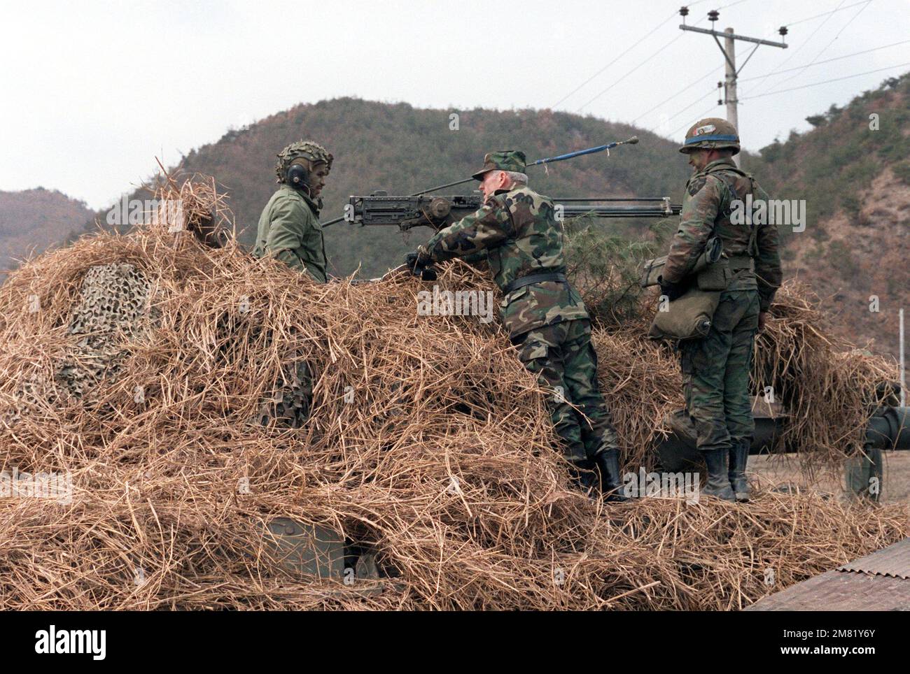 General John A. Wickham, US Army CHIEF of STAFF, visits a tank crew of ...