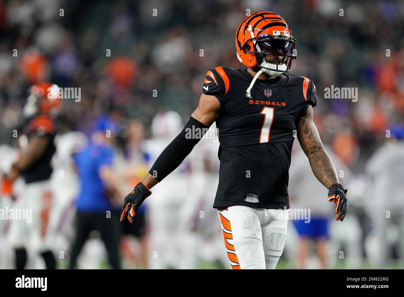 Cincinnati Bengals wide receiver Ja'Marr Chase (1) warms up prior to an ...