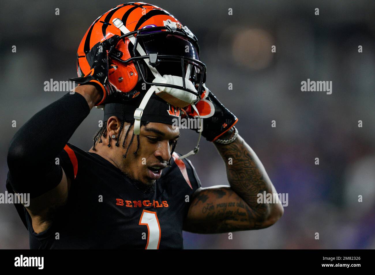 Cincinnati Bengals wide receiver Ja'Marr Chase (1) warms up prior to an ...