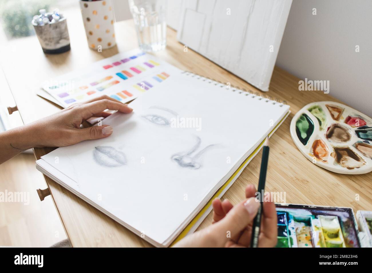 Pencil drawing person hi-res stock photography and images - Alamy