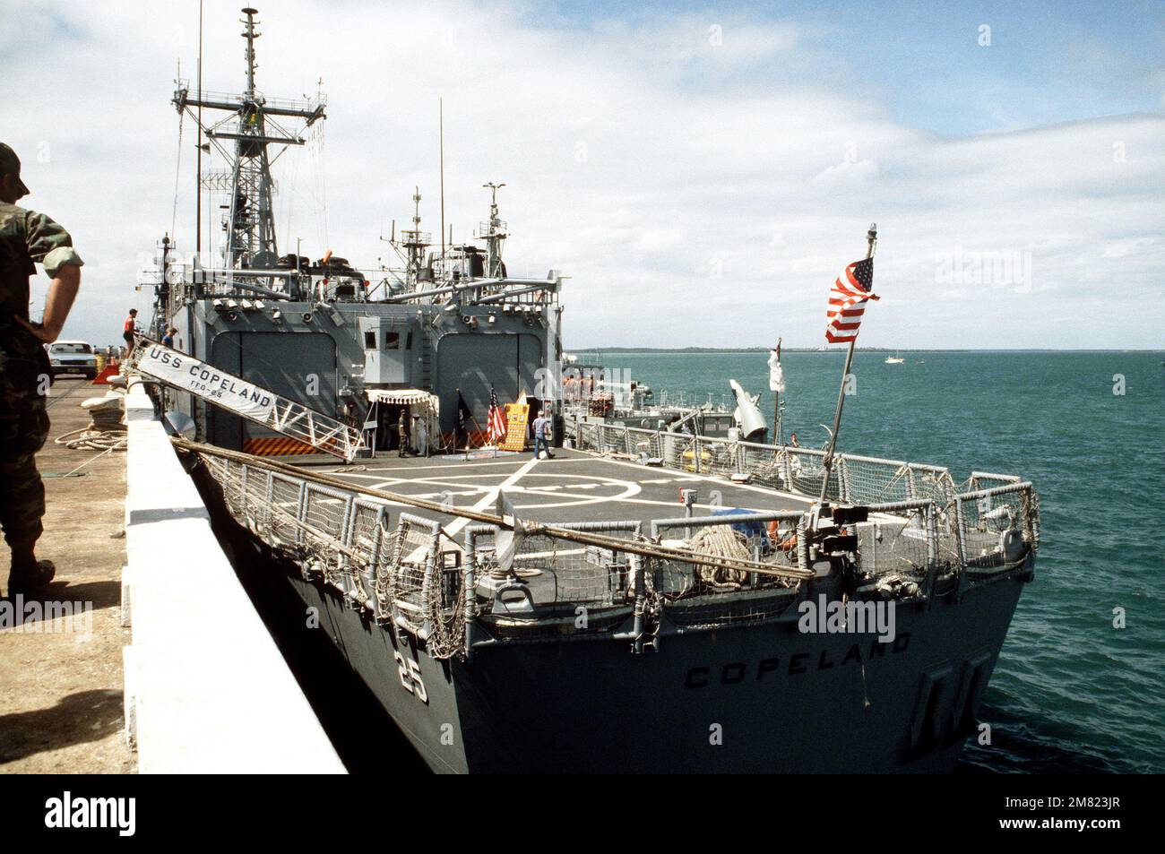 A port quarter view of the guided missile frigate USS COPELAND (FFG 25 ...