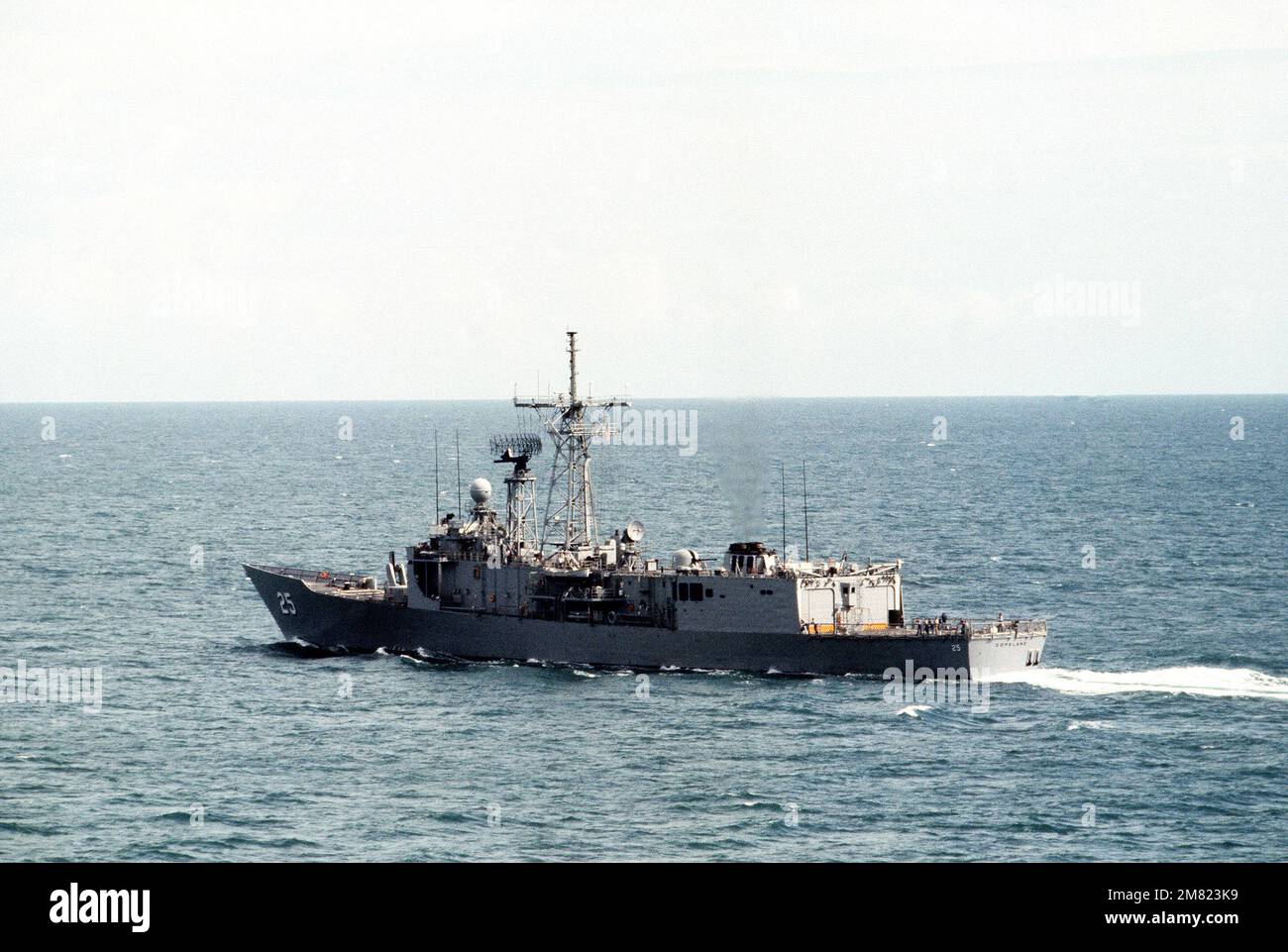 A port quarter view of the guided missile frigate USS COPELAND (FFG 25 ...