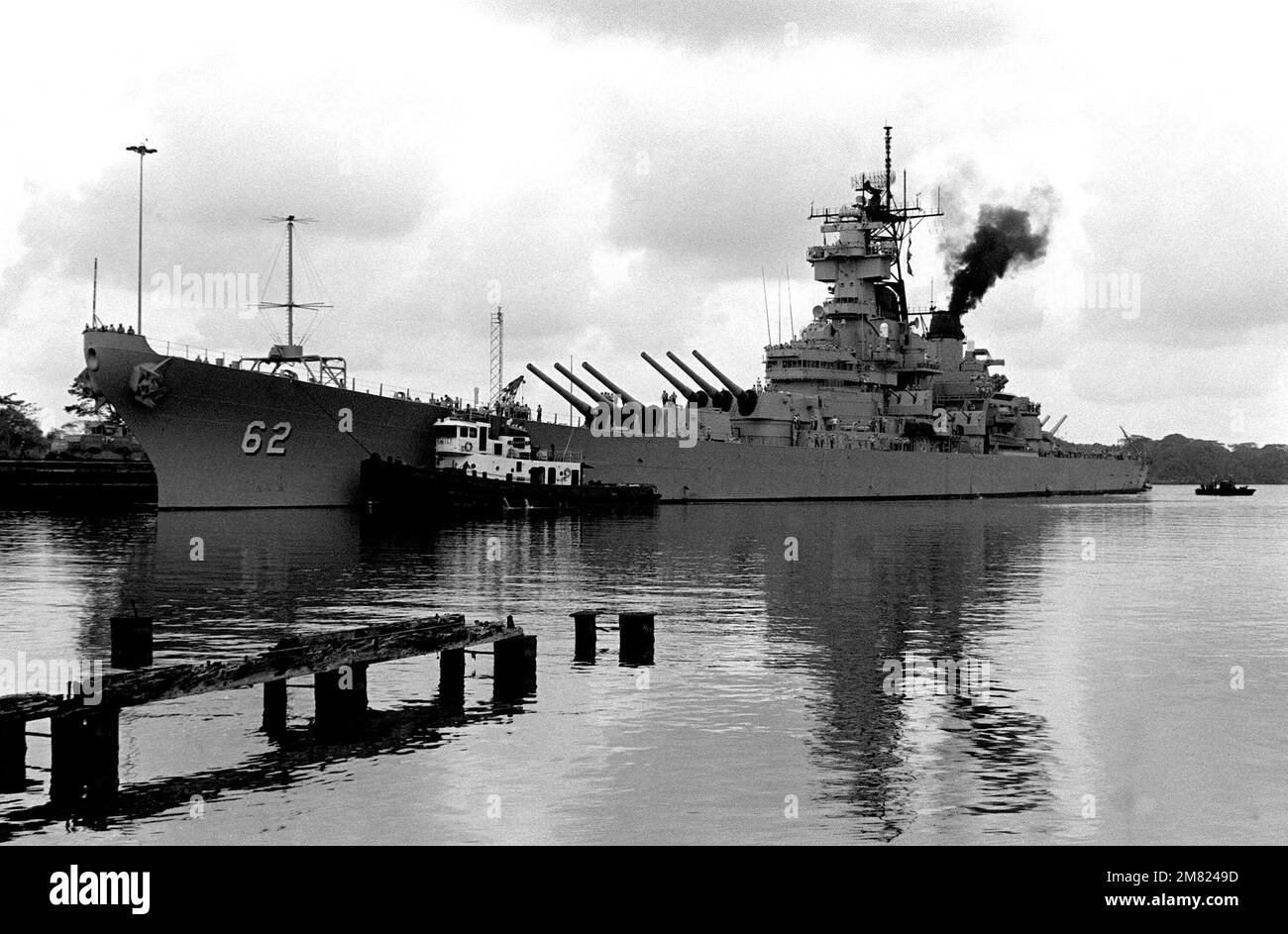 Port view of the battleship USS NEW JERSEY (BB 62) preparing to enter ...