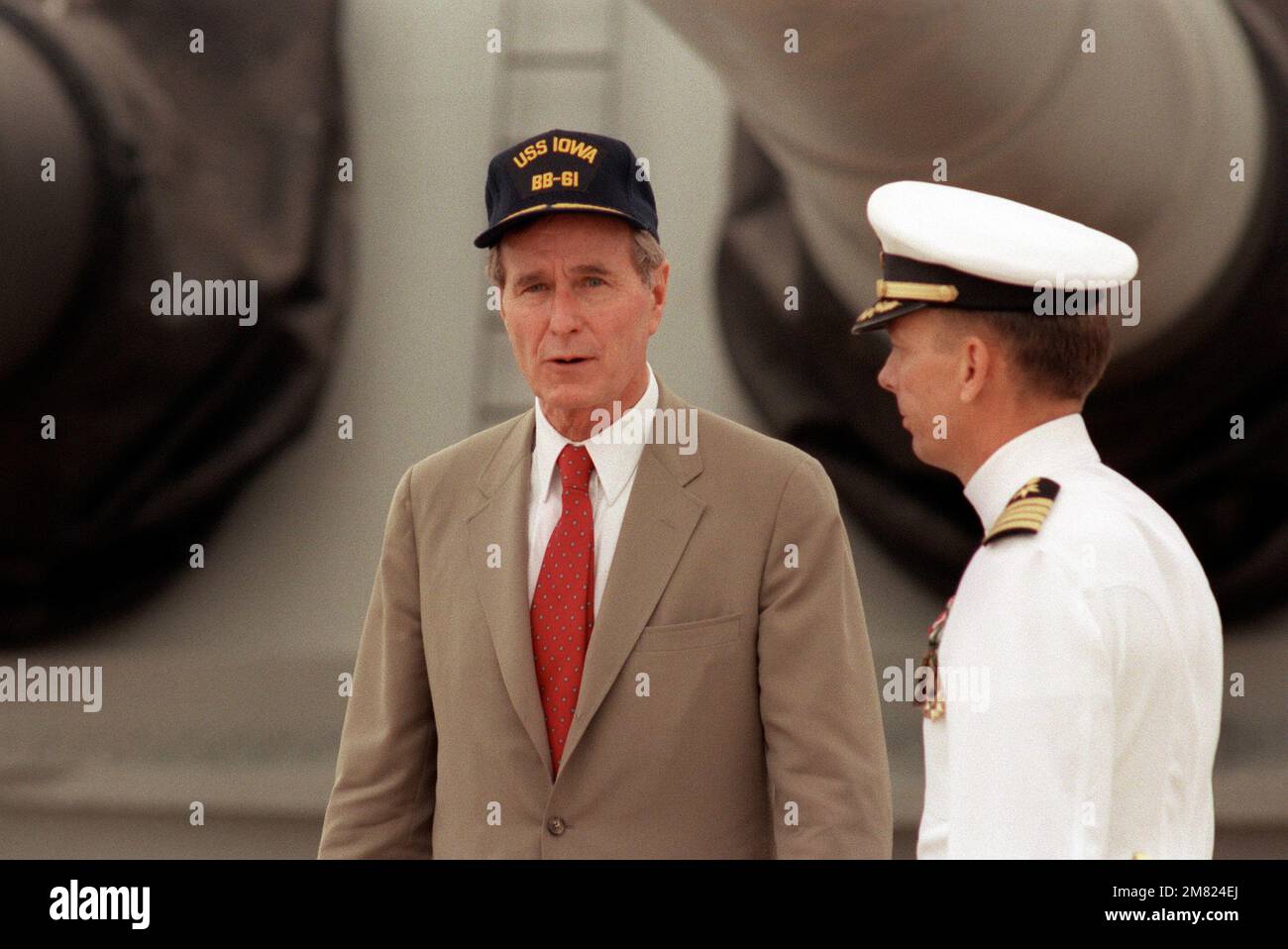 George bush president gives hi-res stock photography and images - Alamy