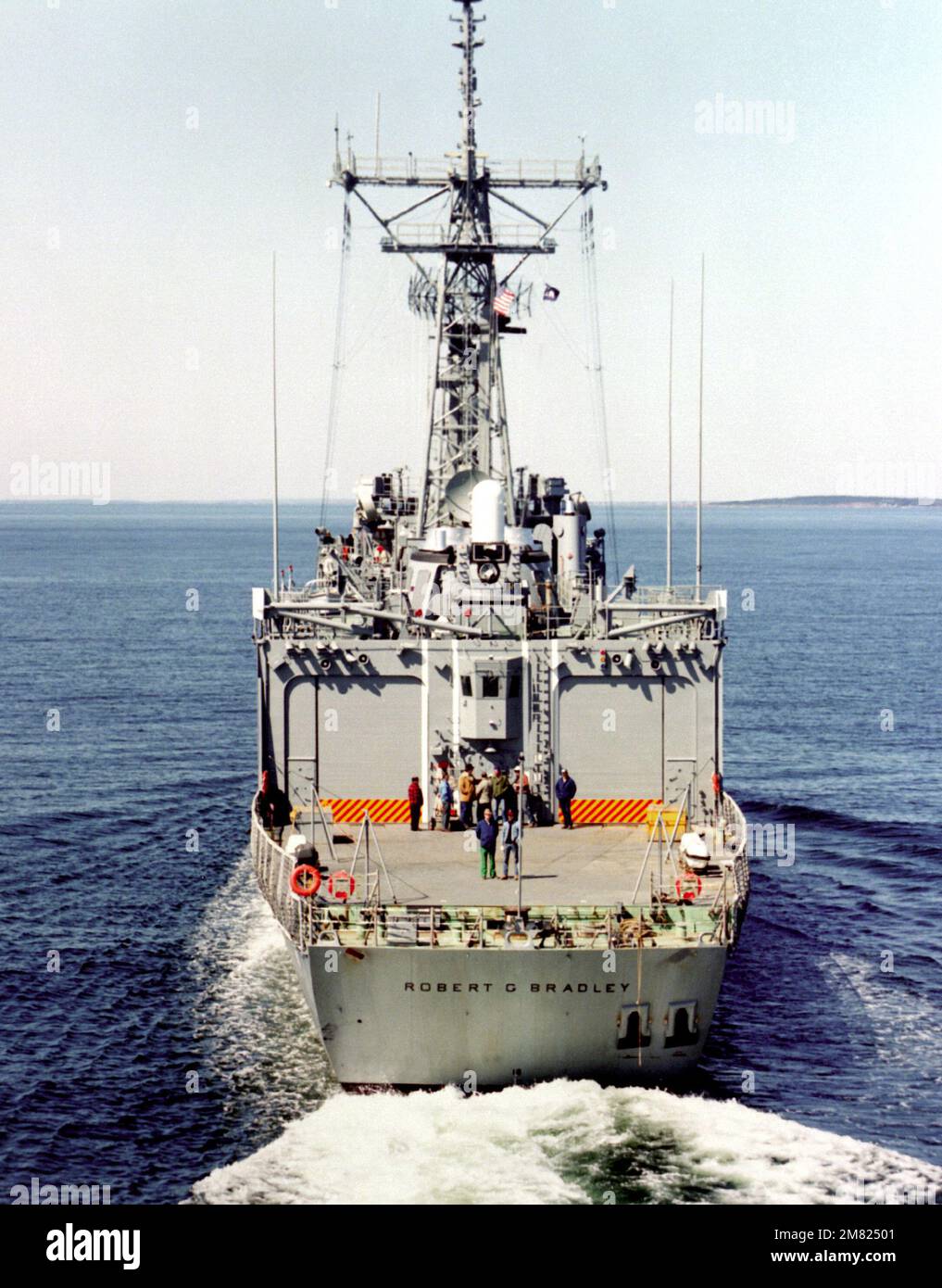 An stern view of the guided missile frigate ROBERT G. BRADLEY (FFG-49 ...