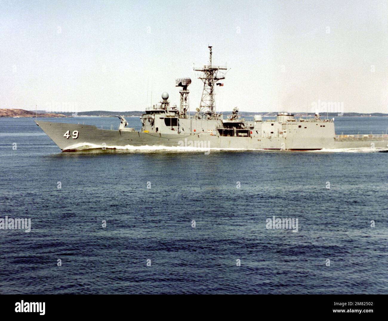 A port beam view of the guided missile frigate ROBERT G. BRADLEY (FFG ...