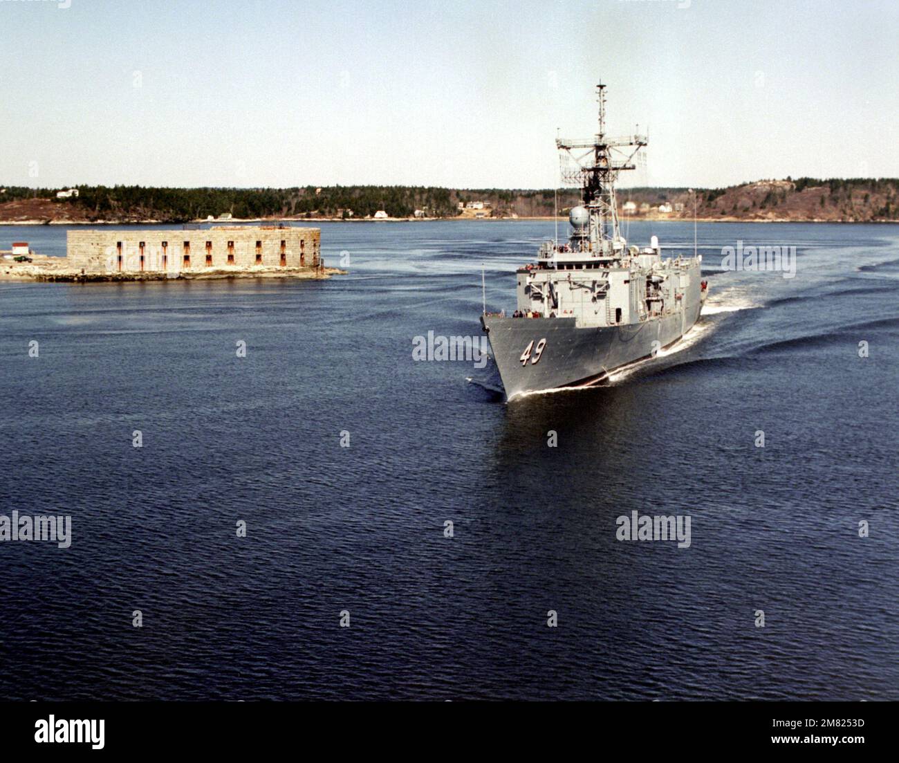 An port bow view of the guided missile frigate ROBERT G. BRADLEY (FFG ...