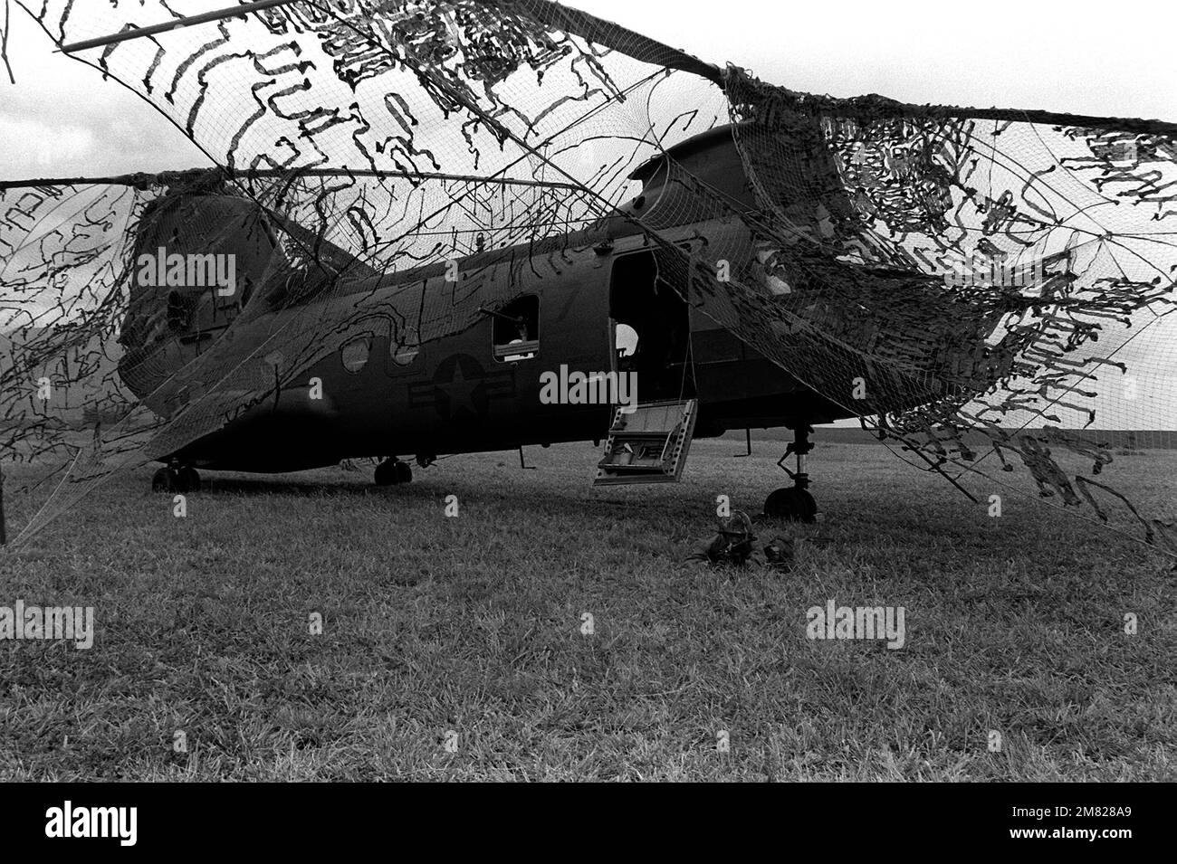 A CH-46E Sea Knight helicopter from Marine Medium Helicopter Squadron ...