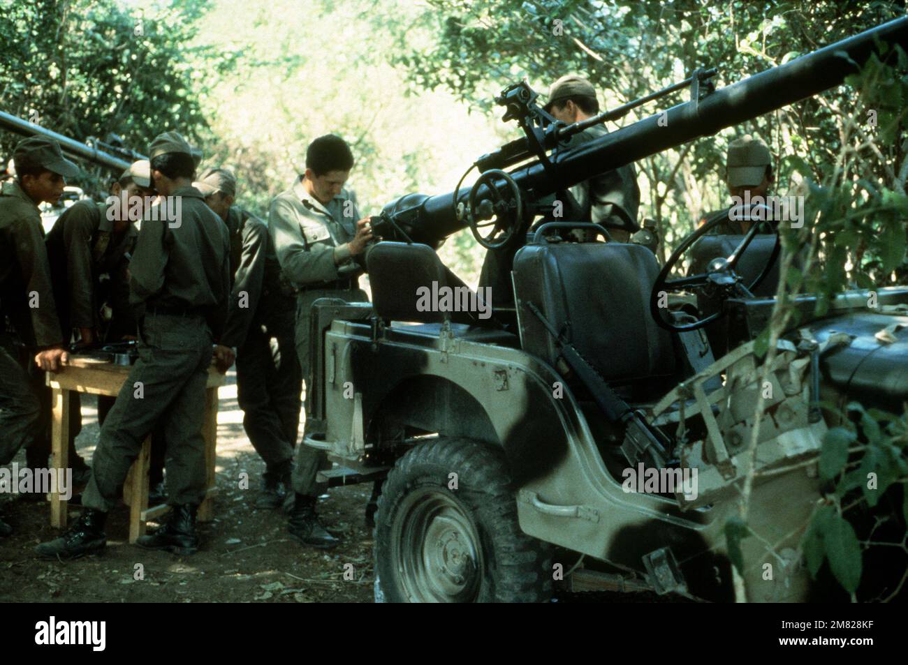 Honduran troops are trained in the use of an M40 recoilless rifle ...