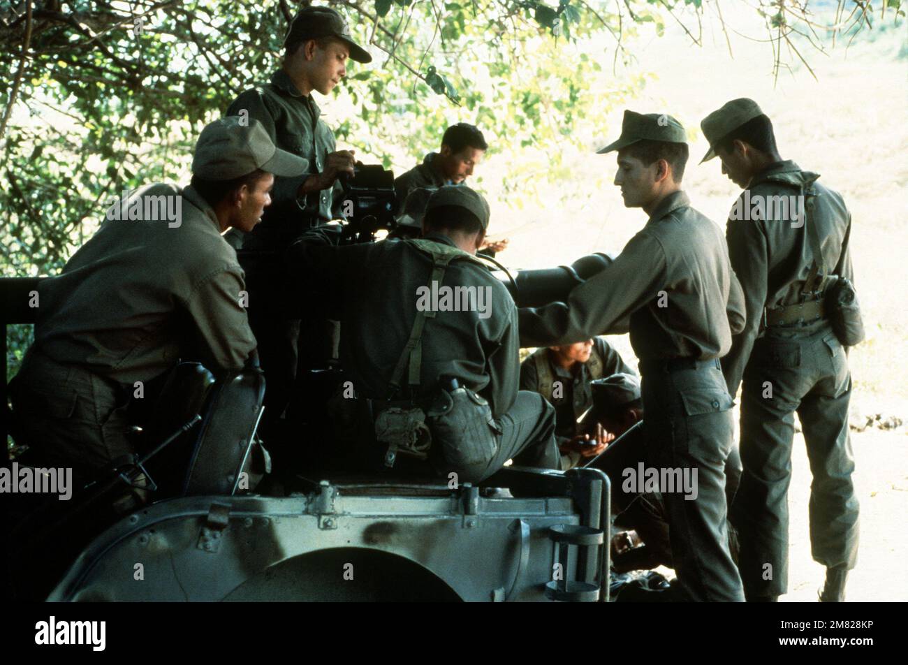 Honduran troops are trained in the use of an M40 recoilless rifle ...