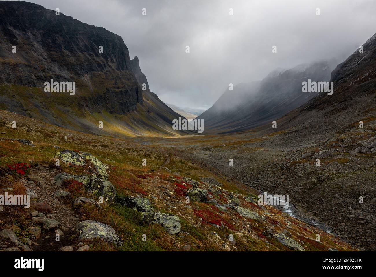 Mysterious foggy Nallo Massif along the hiking train between Nallo and ...