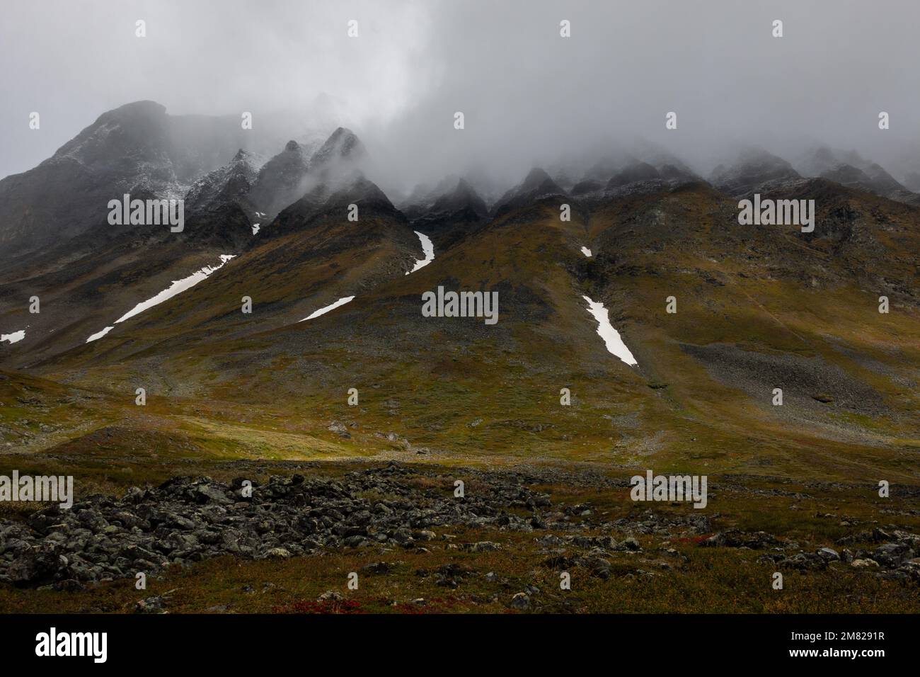 Misty mountains of Nallo massif along the hiking trail from Vistas to ...