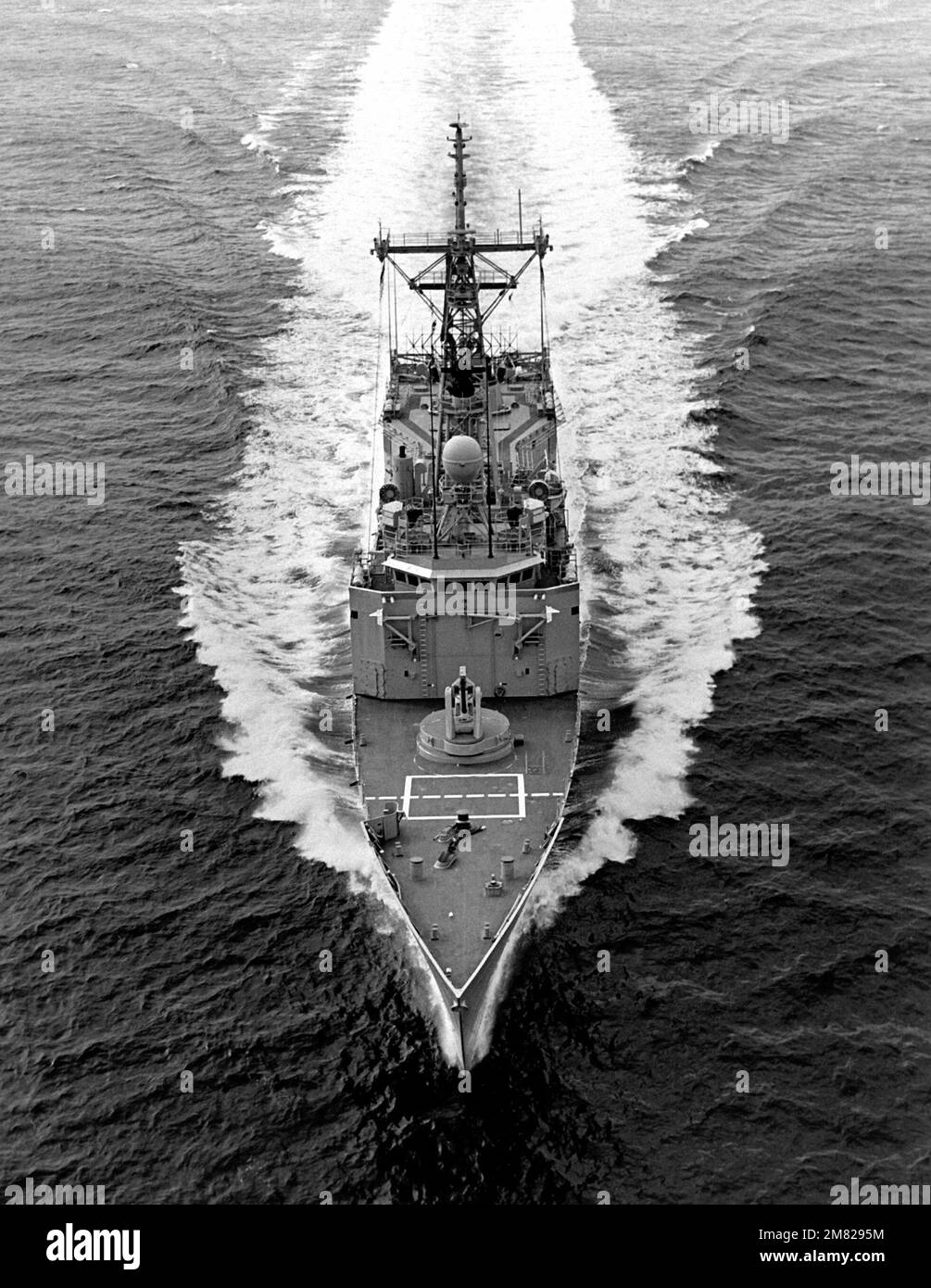 Aerial bow view of the HMAS DARWIN (F-04) underway. This frigate (U.S ...