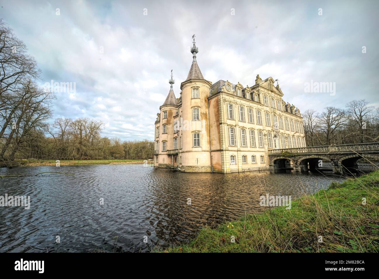 Poeke castle lake belgium hi-res stock photography and images - Alamy