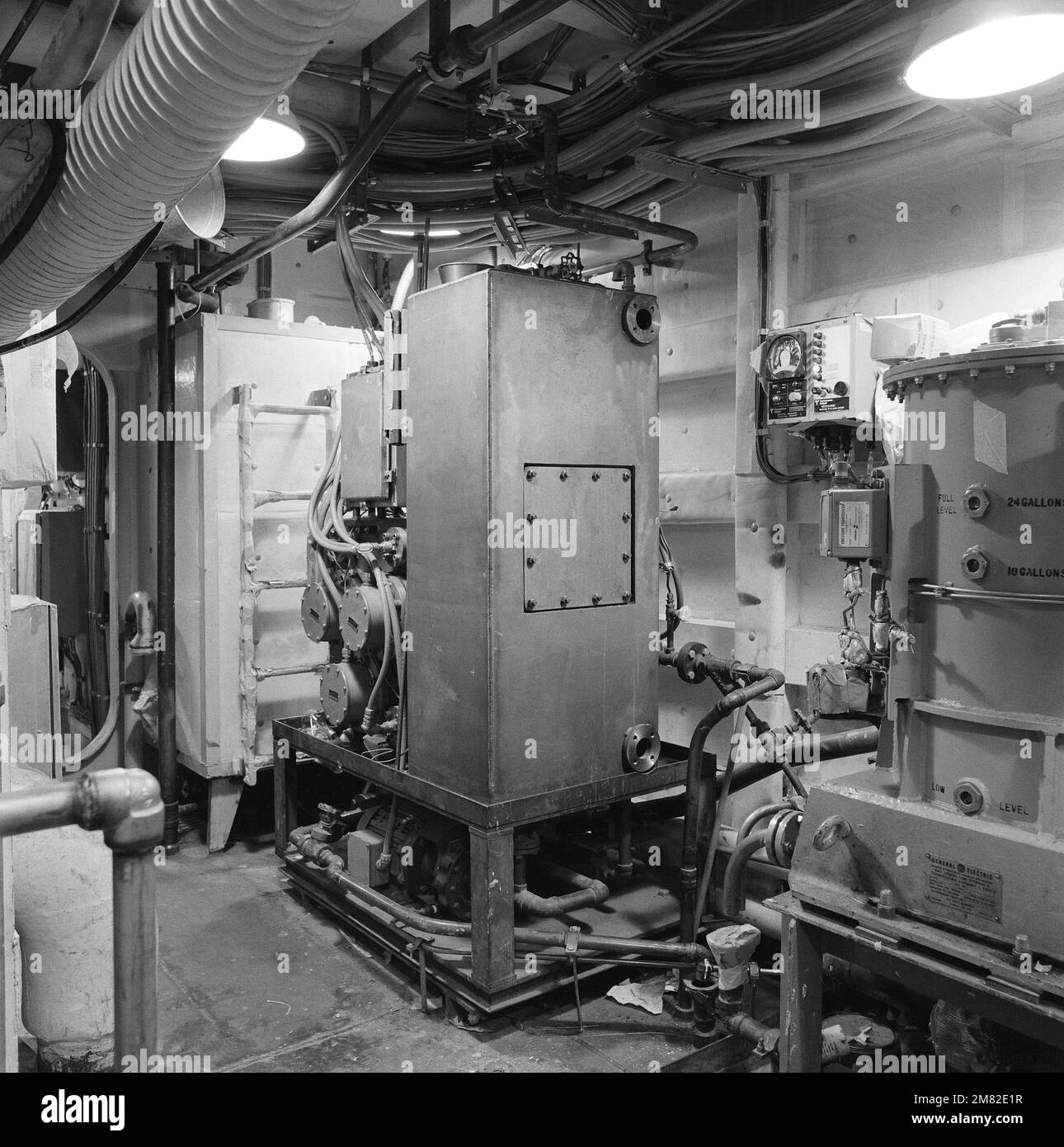 The main engine room of the guided missile frigate GARY (FFG 51). The ...