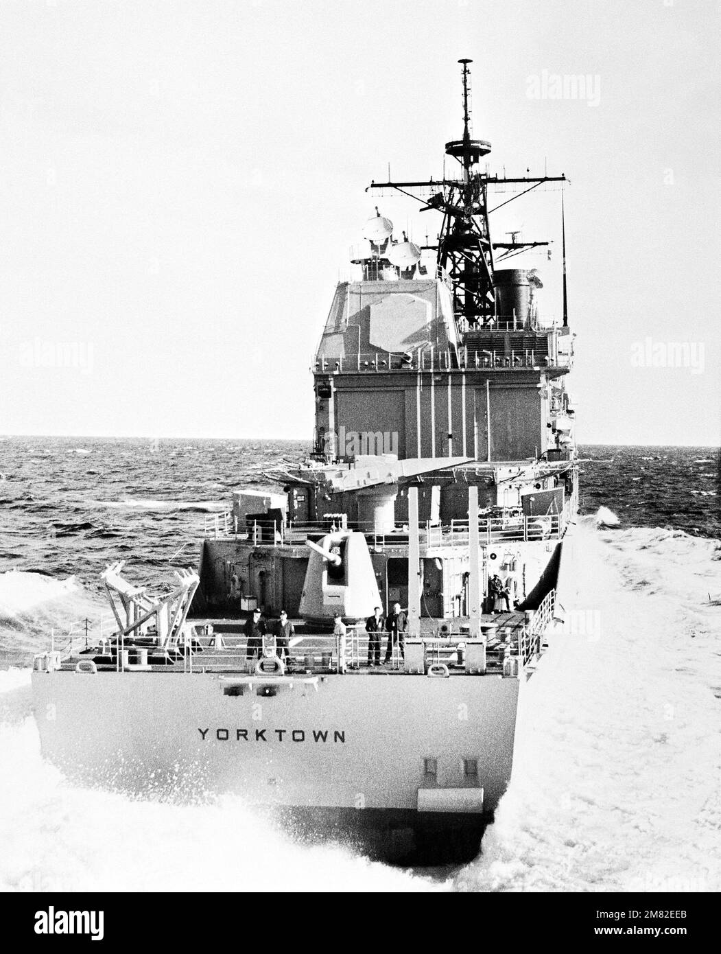 A stern view of the Aegis guided missile cruiser USS YORKTOWN (CG 48 ...