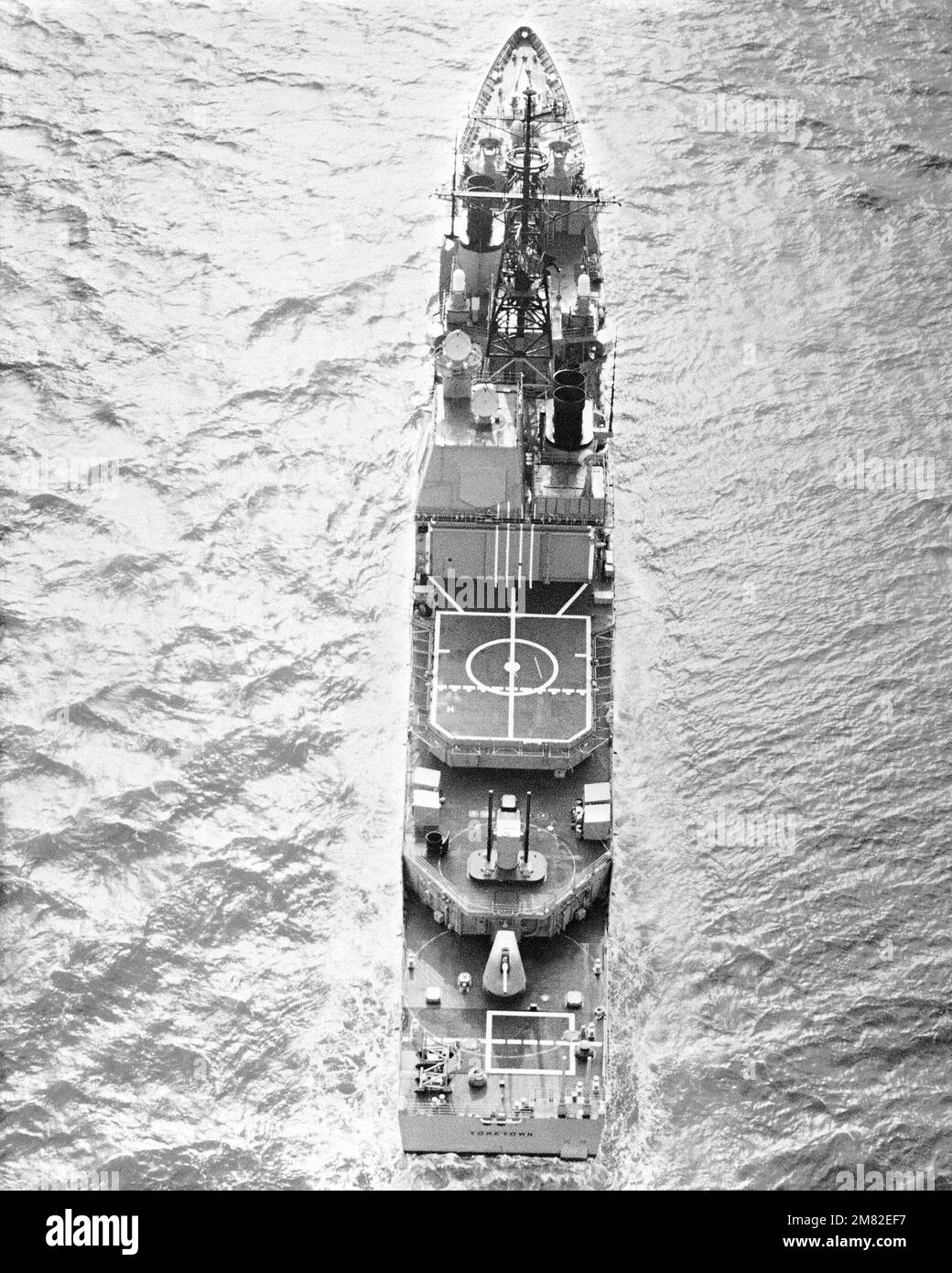 An overhead view of the Aegis guided missile cruiser USS YORKTOWN (CG ...