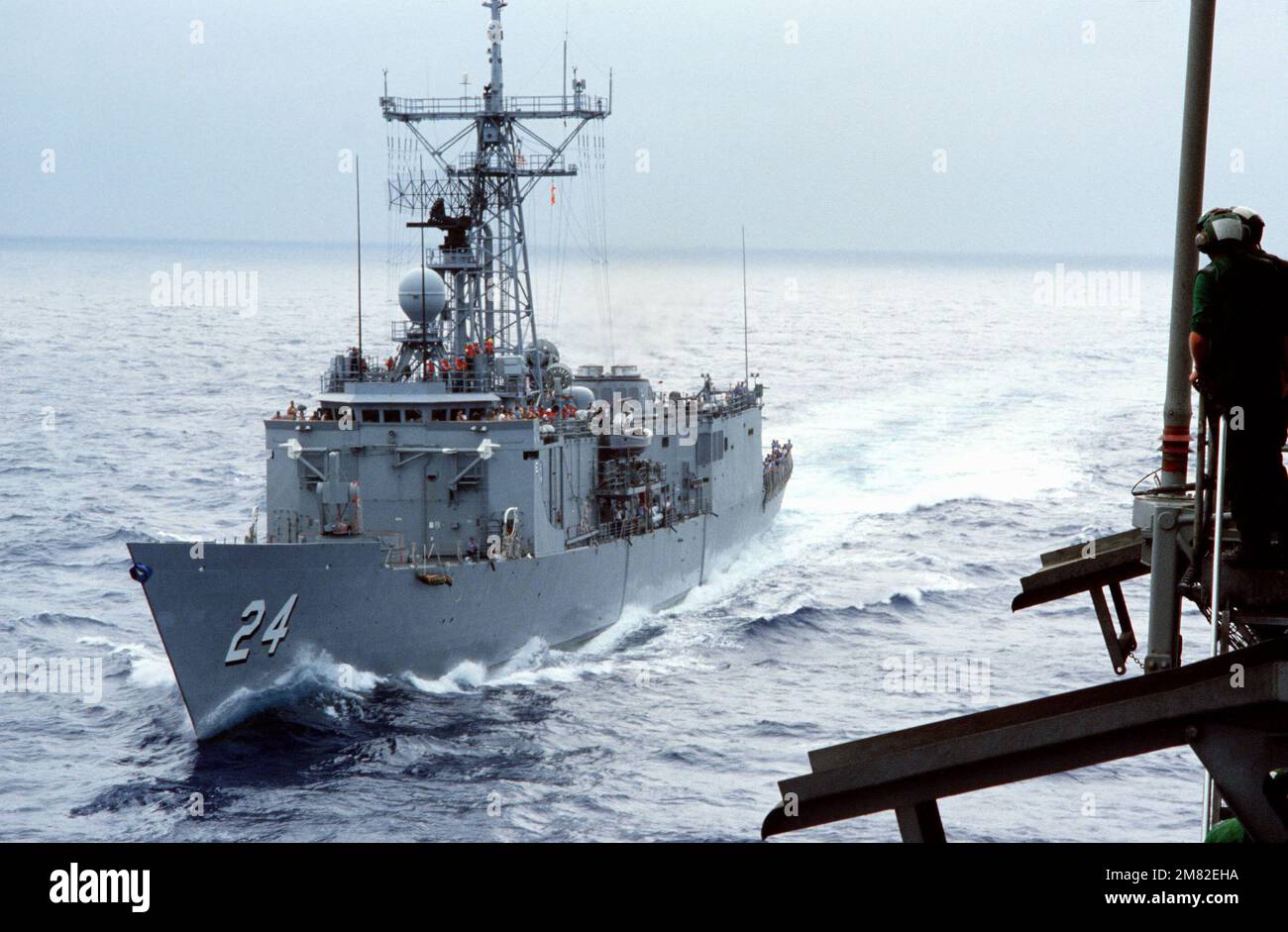 Port bow view of the guided missile frigate USS JACK WILLIAMS (FFG 24 ...